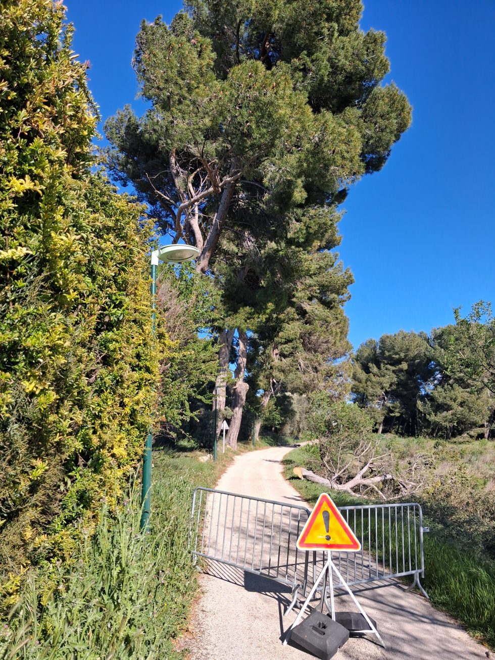 Intempéries - fermeture du chemin de Favier à la Pomme de Pin - La Fare ...